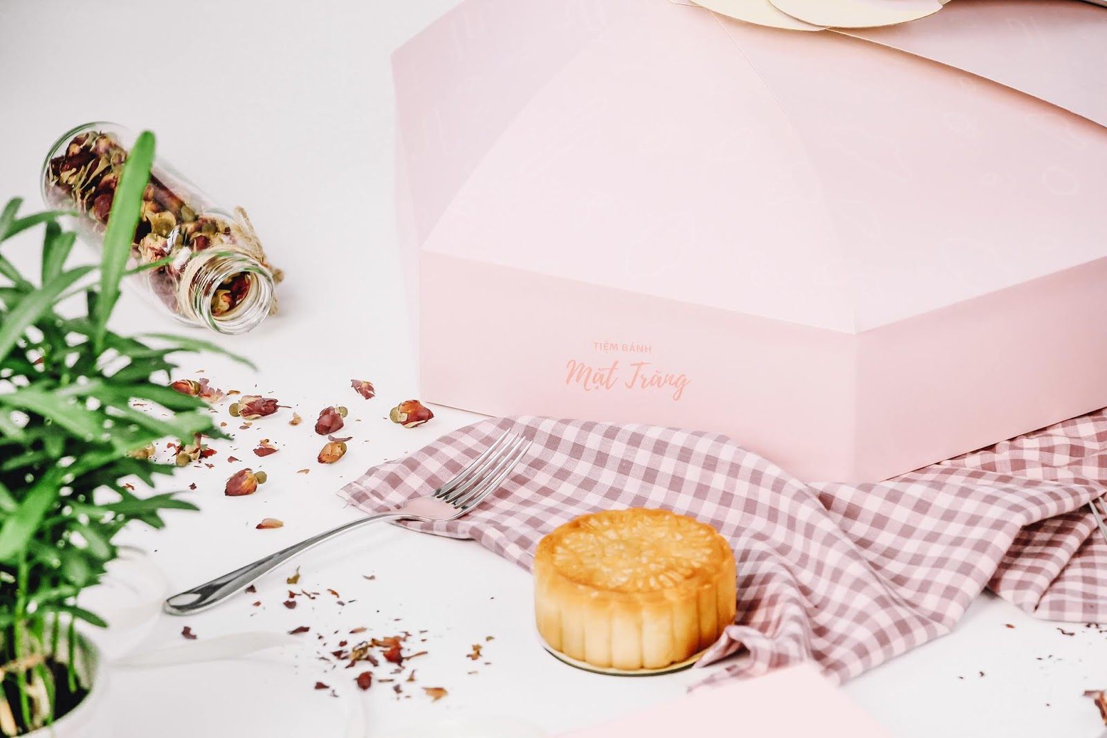 Moon Bakery Elevates Moon Cake Packaging - DIELINE