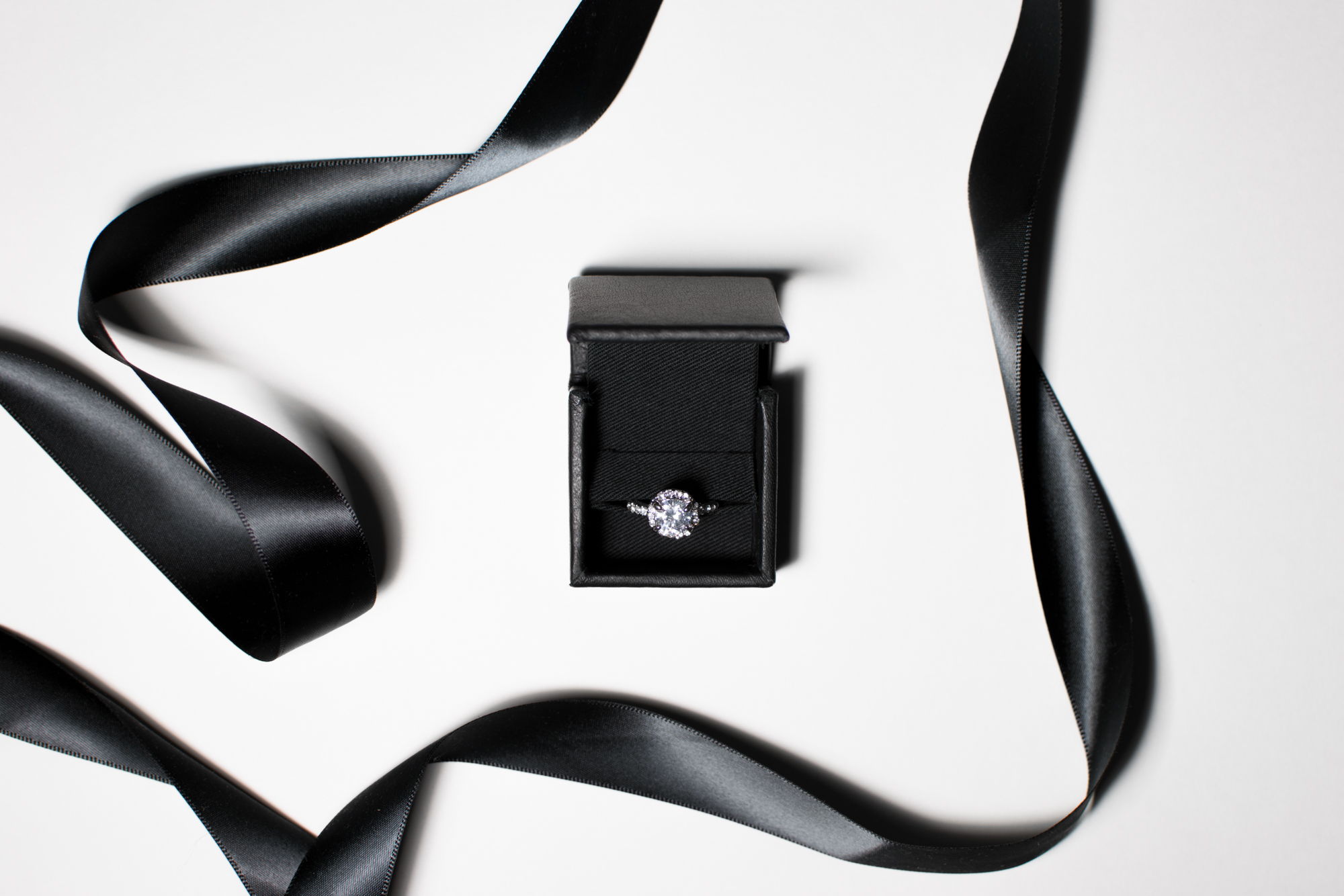 Impress Your Loved One With This Gorgeous Ring Case - DIELINE