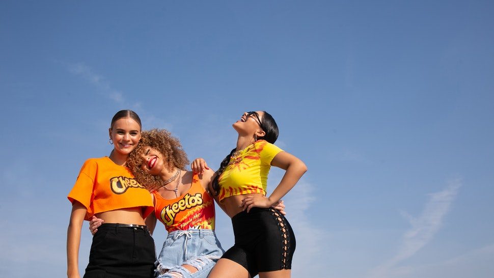 Now You Can Wear Cheetos Without Getting Covered In Cheese Dust - DIELINE